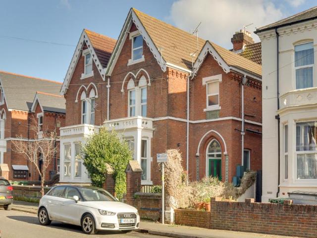 3 bedroom maisonette for sale