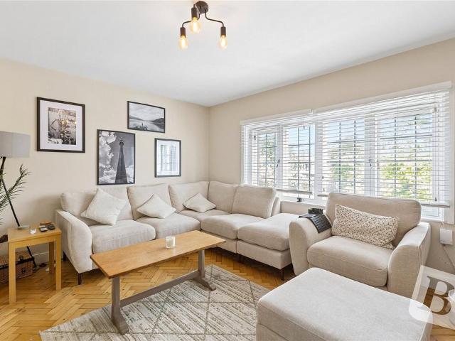 3 bedroom maisonette for sale