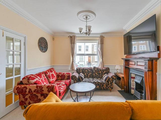 3 bedroom maisonette for sale