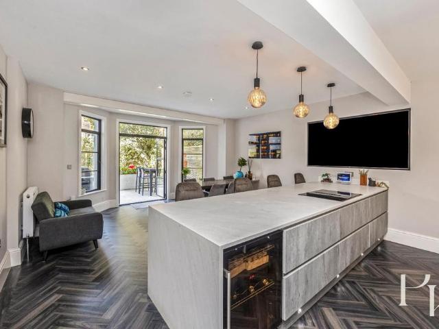 3 bedroom maisonette for sale