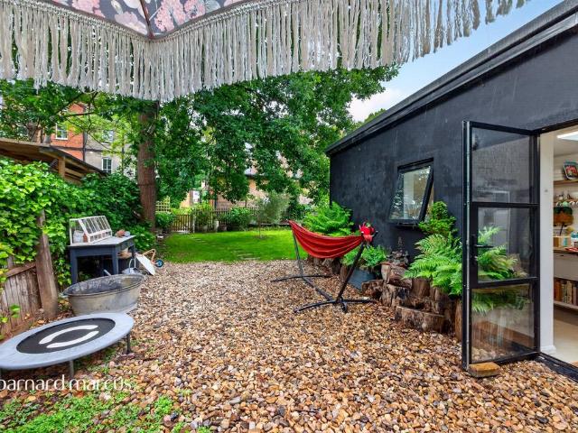 3 bedroom maisonette for sale