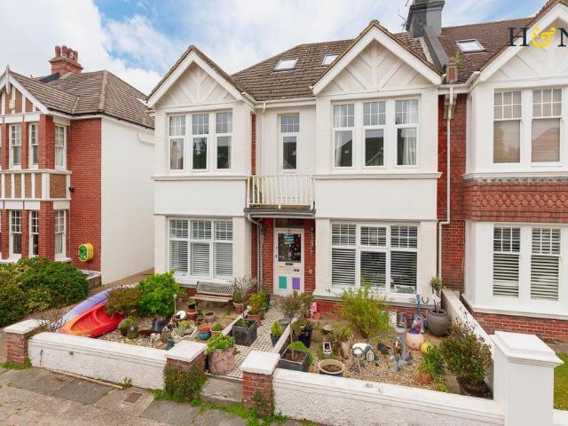 3 bedroom maisonette for sale