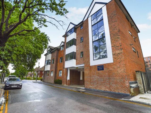 3 bedroom maisonette for sale