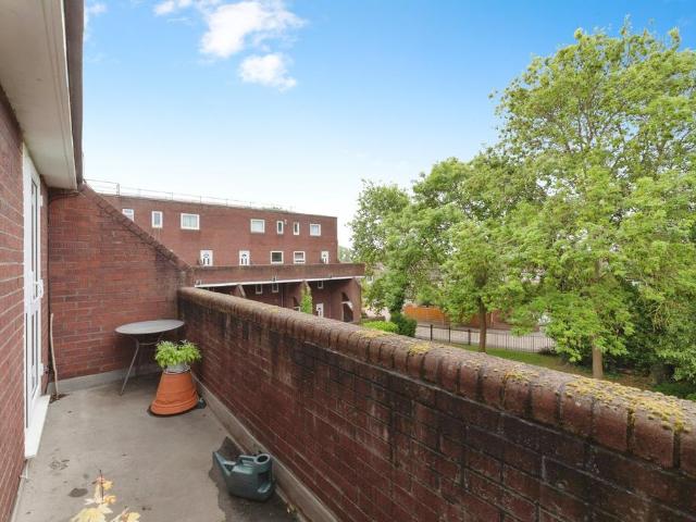 3 bedroom maisonette for sale
