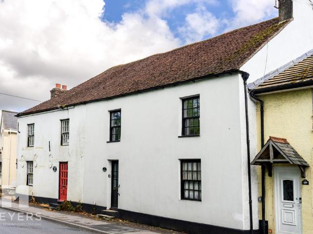 3 bedroom maisonette for sale