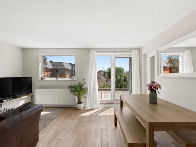 3 bedroom maisonette for sale