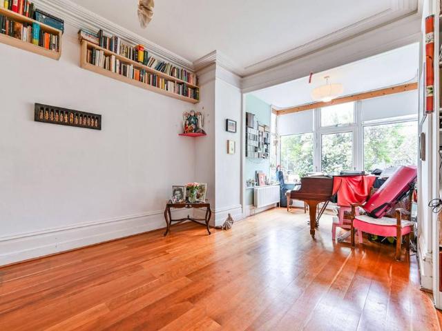 3 bedroom maisonette for sale