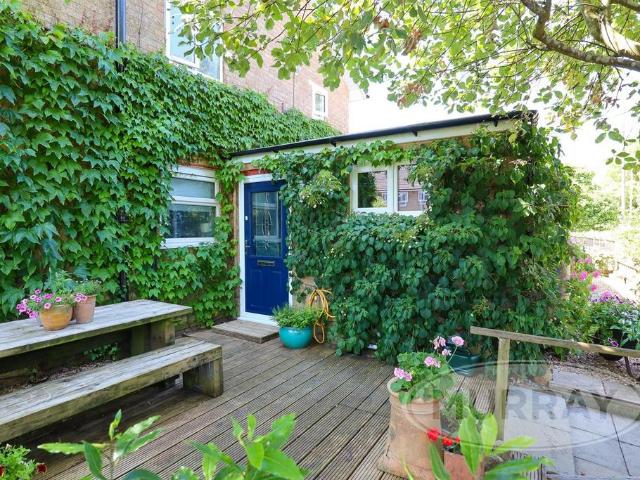 3 bedroom maisonette for sale