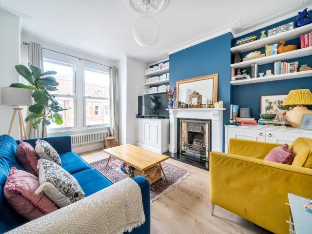 3 bedroom maisonette for sale