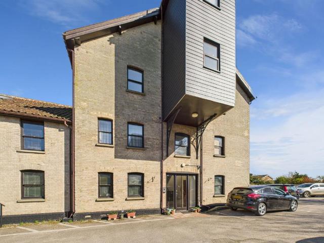 3 bedroom maisonette for sale