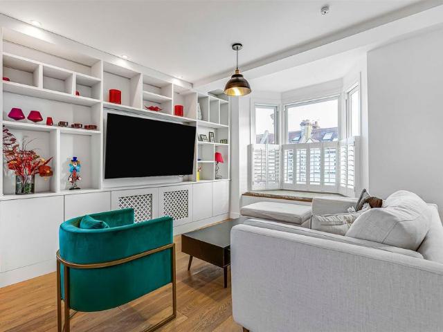 3 bedroom maisonette for sale