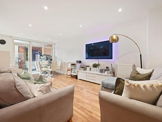 3 bedroom maisonette for sale