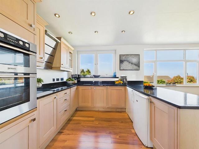 3 bedroom maisonette for sale