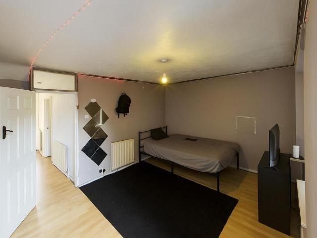 3 bedroom maisonette for sale