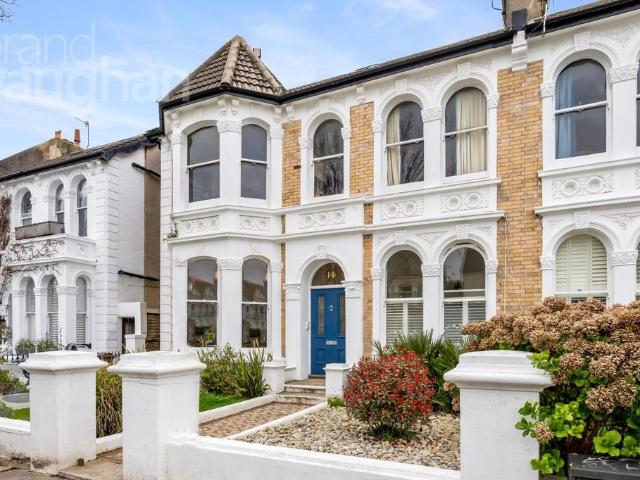 3 bedroom maisonette for sale
