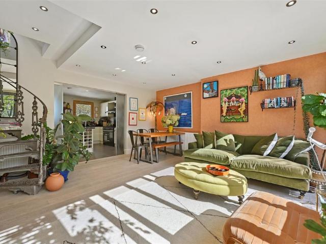 3 bedroom maisonette for sale