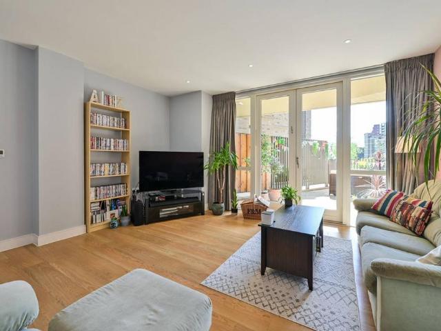 3 bedroom maisonette for sale