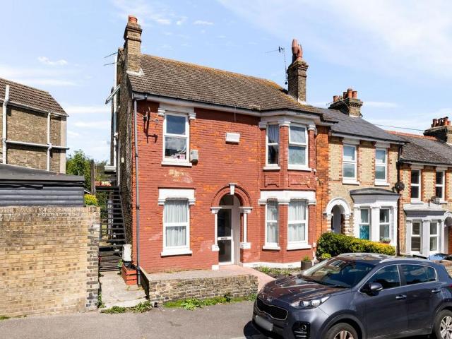 3 bedroom maisonette for sale