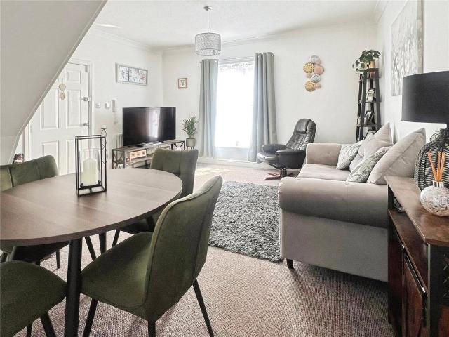 3 bedroom maisonette for sale