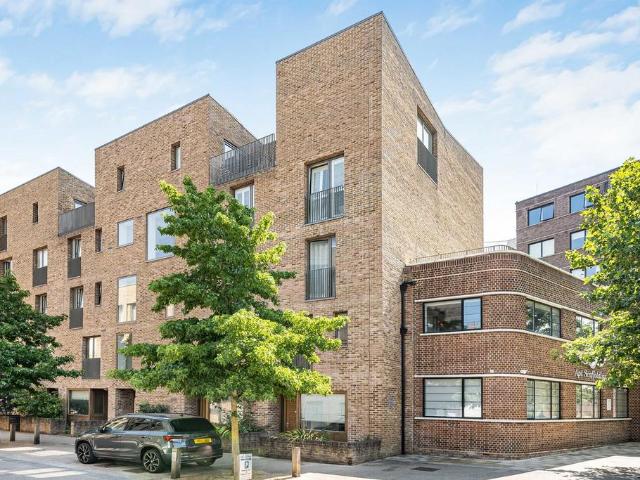 3 bedroom maisonette for sale