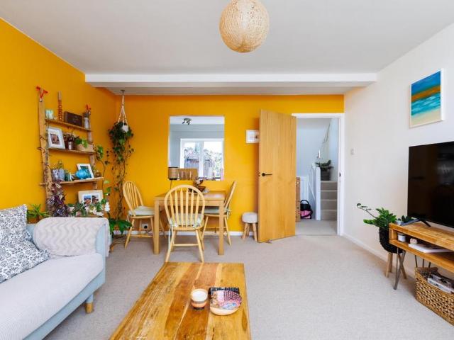 3 bedroom maisonette for sale