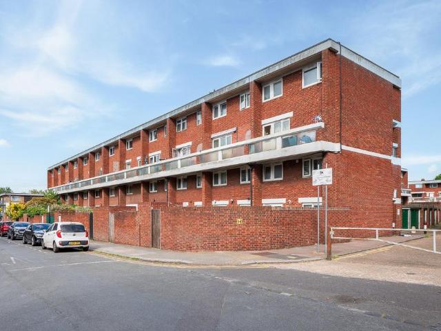 3 bedroom maisonette for sale