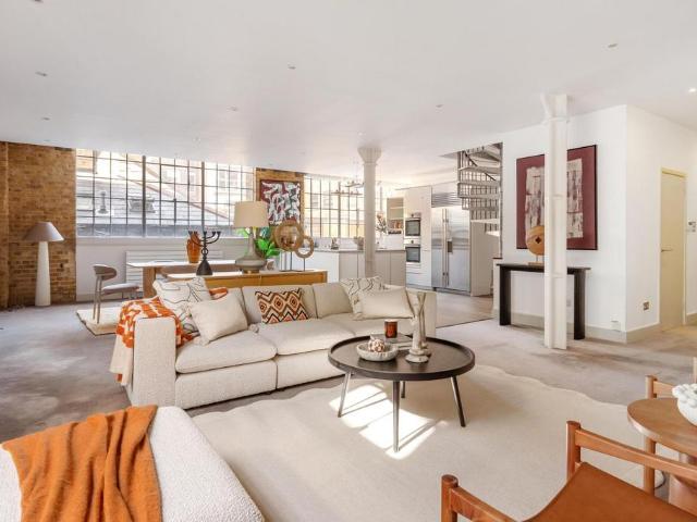 3 bedroom maisonette for sale