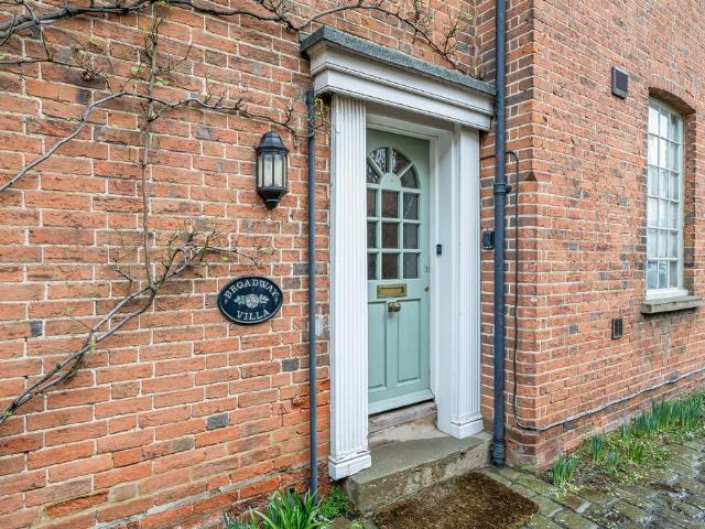 3 bedroom maisonette for sale