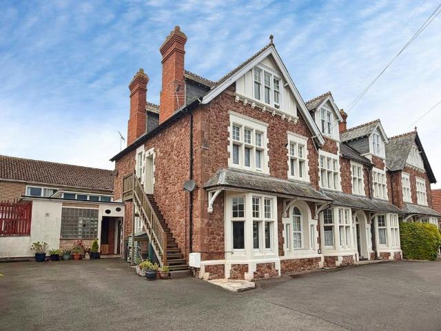 3 bedroom maisonette for sale
