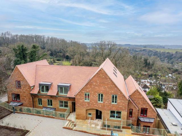 3 bedroom maisonette for sale