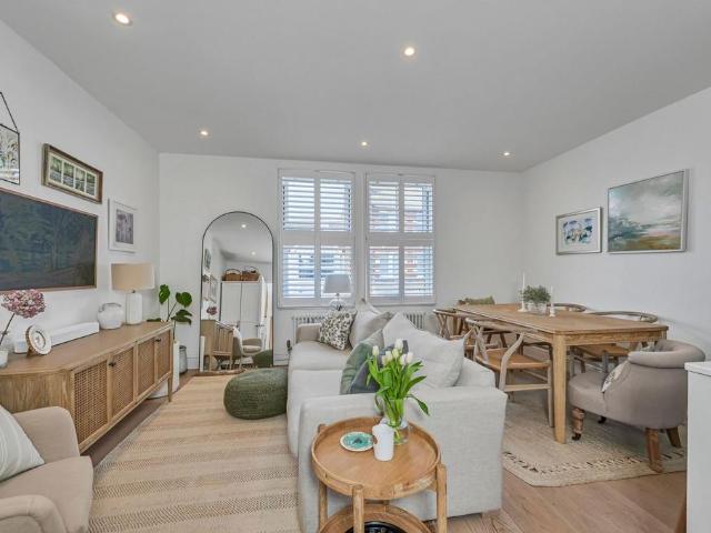 3 bedroom maisonette for sale