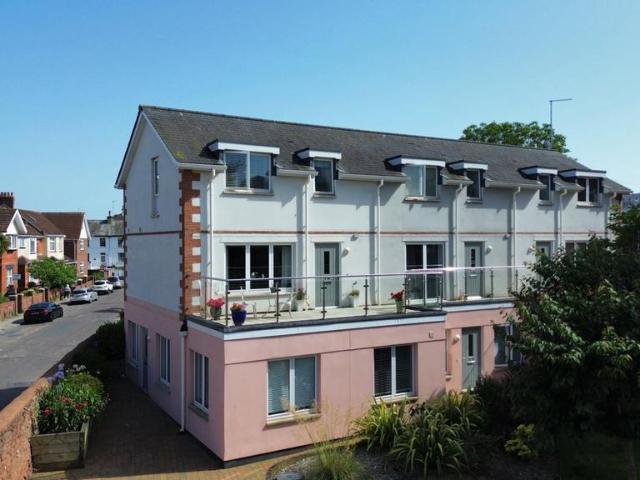3 bedroom maisonette for sale