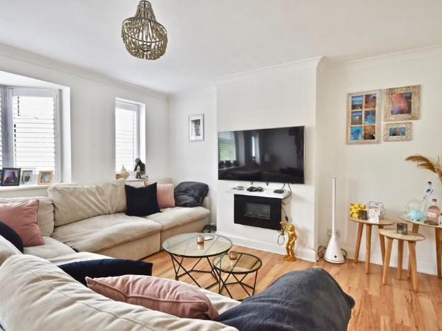 3 bedroom maisonette for sale
