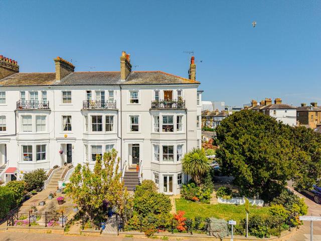 3 bedroom flat for sale