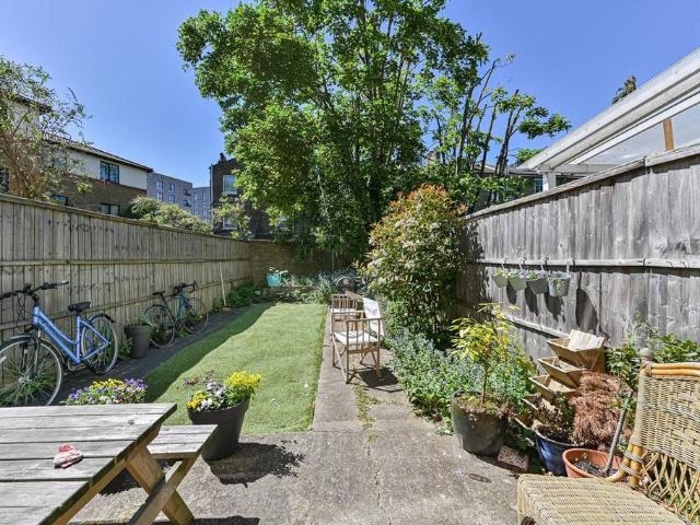 3 bedroom maisonette for sale