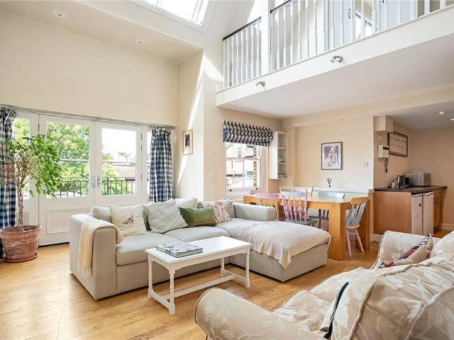3 bedroom maisonette for sale