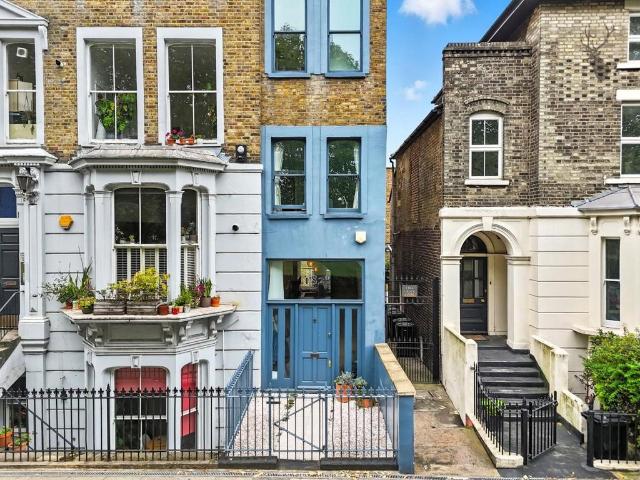 3 bedroom maisonette for sale