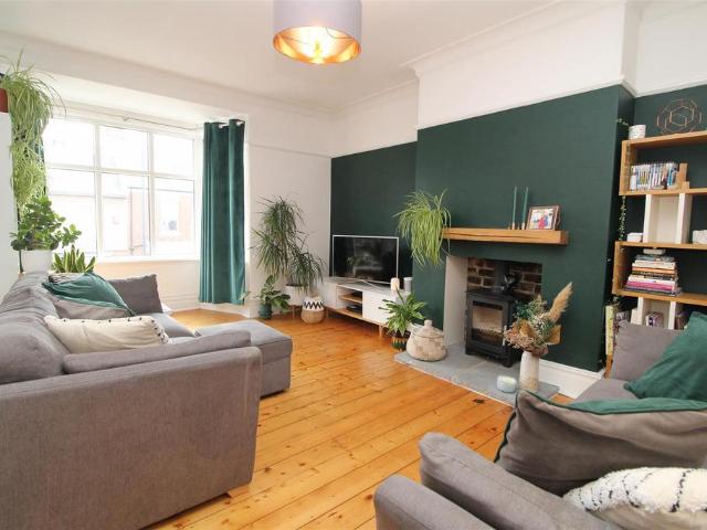 3 bedroom maisonette for sale