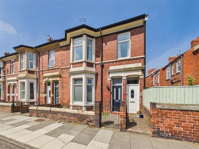 3 bedroom maisonette for sale