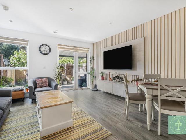 3 bedroom maisonette for sale