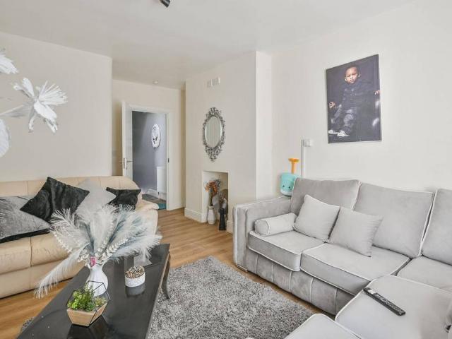 3 bedroom maisonette for sale