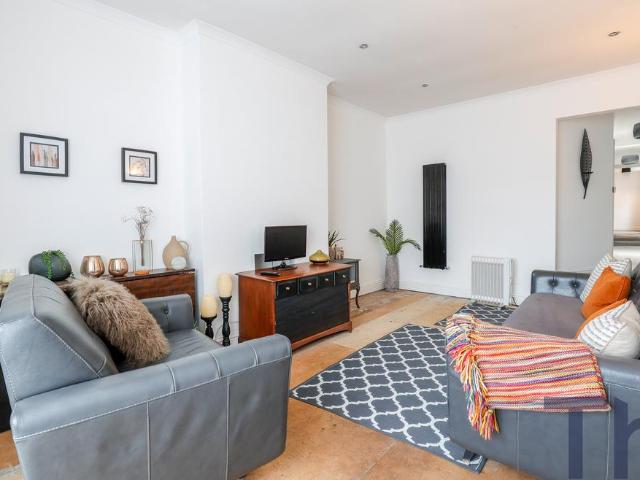 3 bedroom maisonette for sale