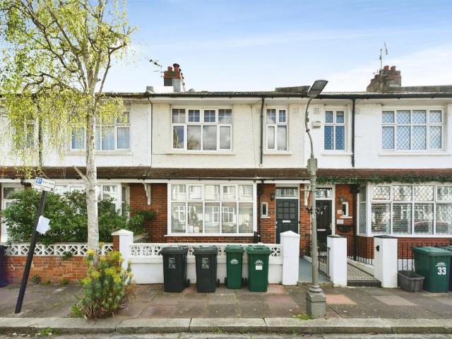 3 bedroom maisonette for sale
