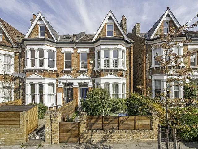 3 bedroom maisonette for sale
