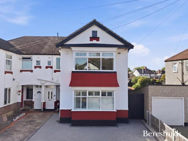3 bedroom maisonette for sale
