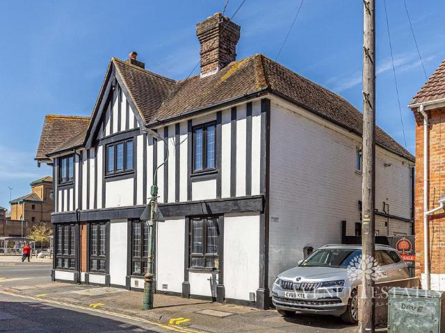 3 bedroom maisonette for sale