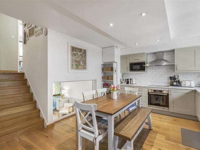3 bedroom maisonette for sale