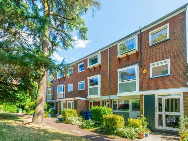 3 bedroom maisonette for sale