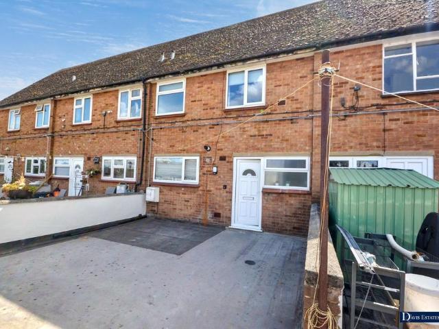 3 bedroom maisonette for sale