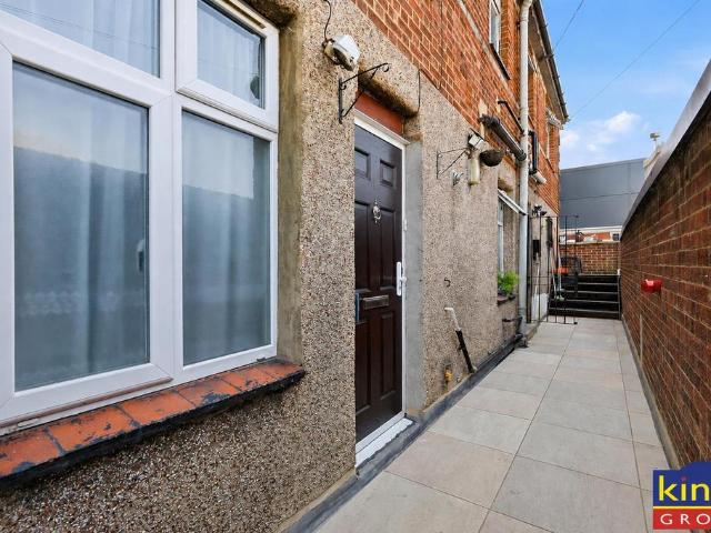 3 bedroom maisonette for sale